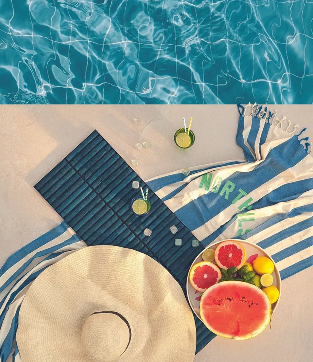 Granatowe płytki typu stick na tarasie - Domni.pl