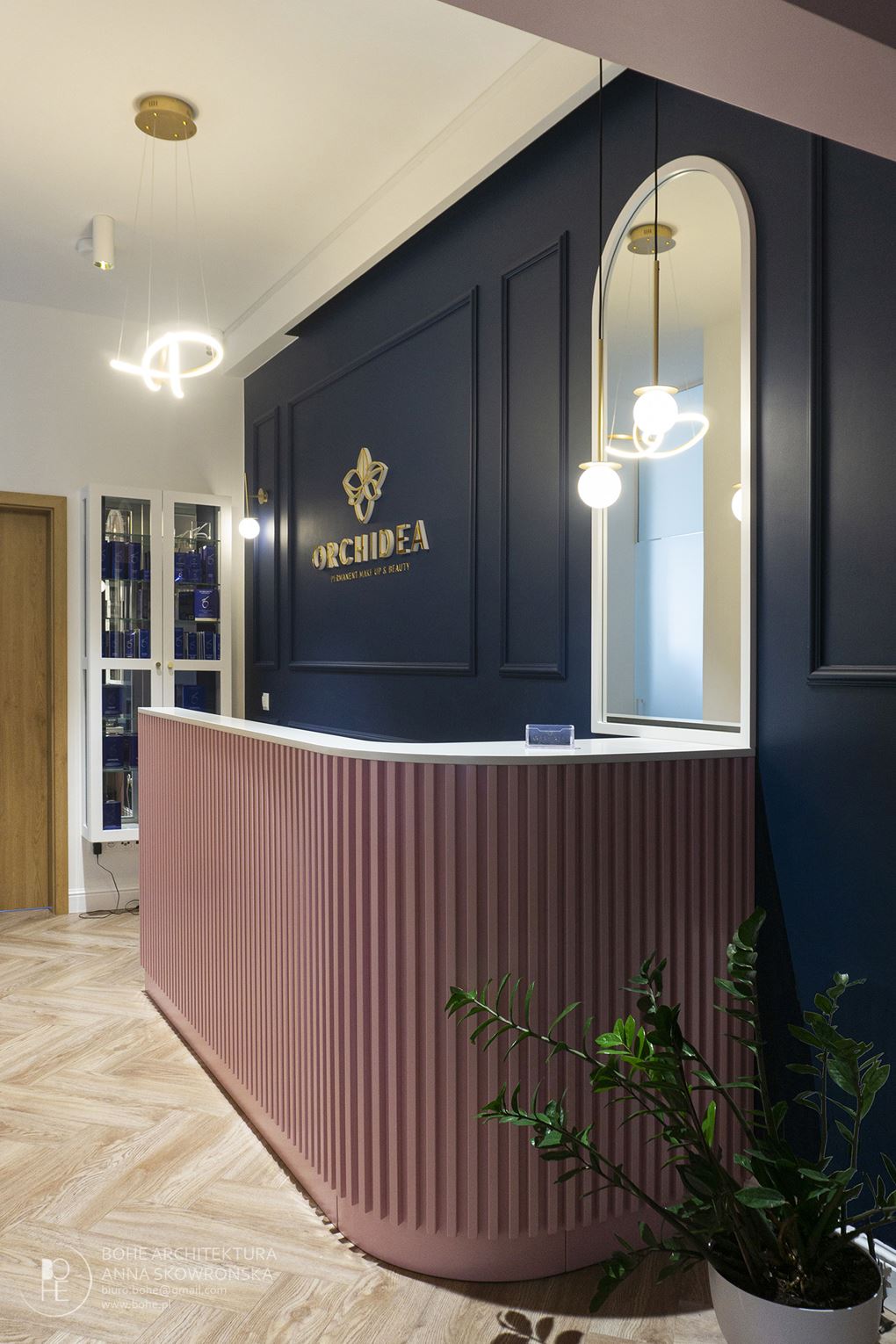 Różowo-granatowa recepcja w salonie urody - Domni.pl