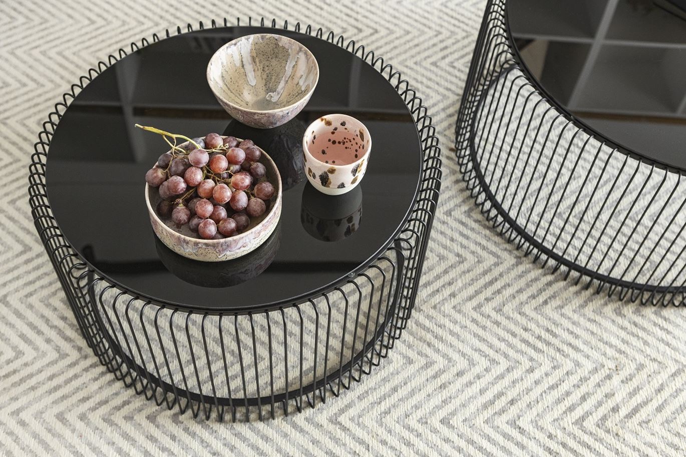 Czarny, ażurowy stolik - Domni.pl