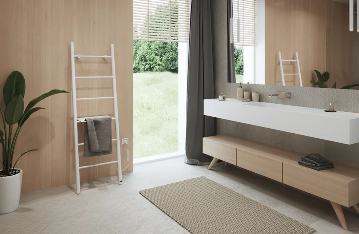 Nowoczesna łazienka z dużym oknem i białym grzejnikiem - Domni.pl