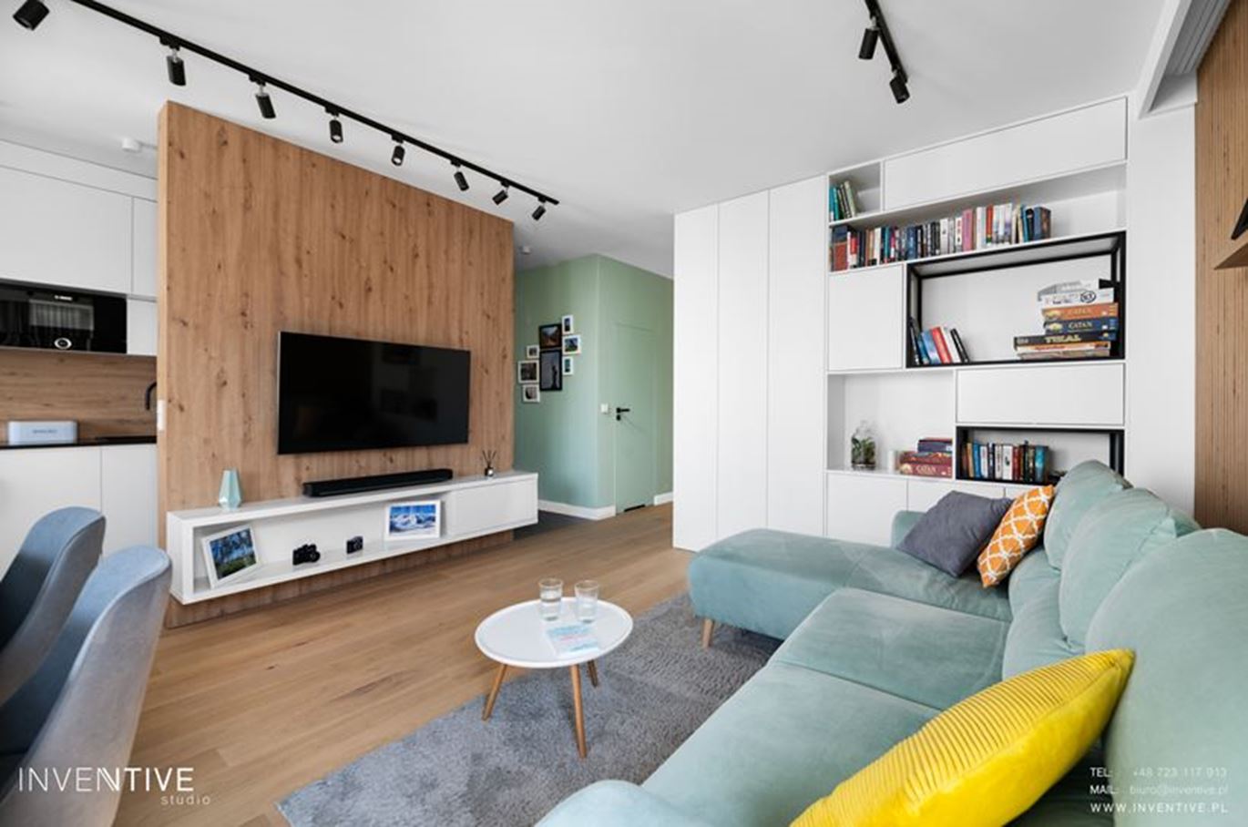 Drewniana ściana RTV w białym salonie - Domni.pl