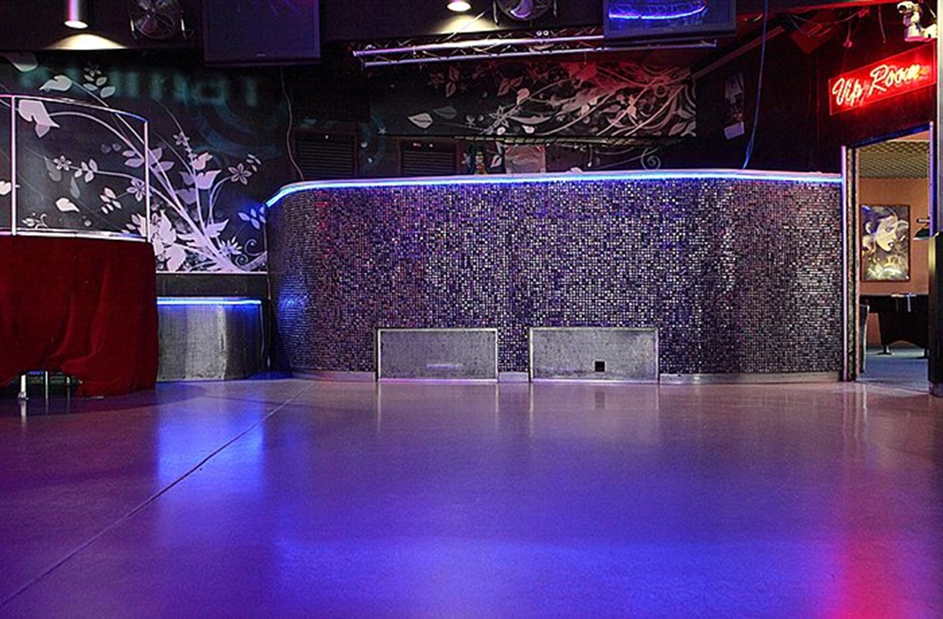 Aranżacja klubu w stylu nowoczesnym - Domni.pl