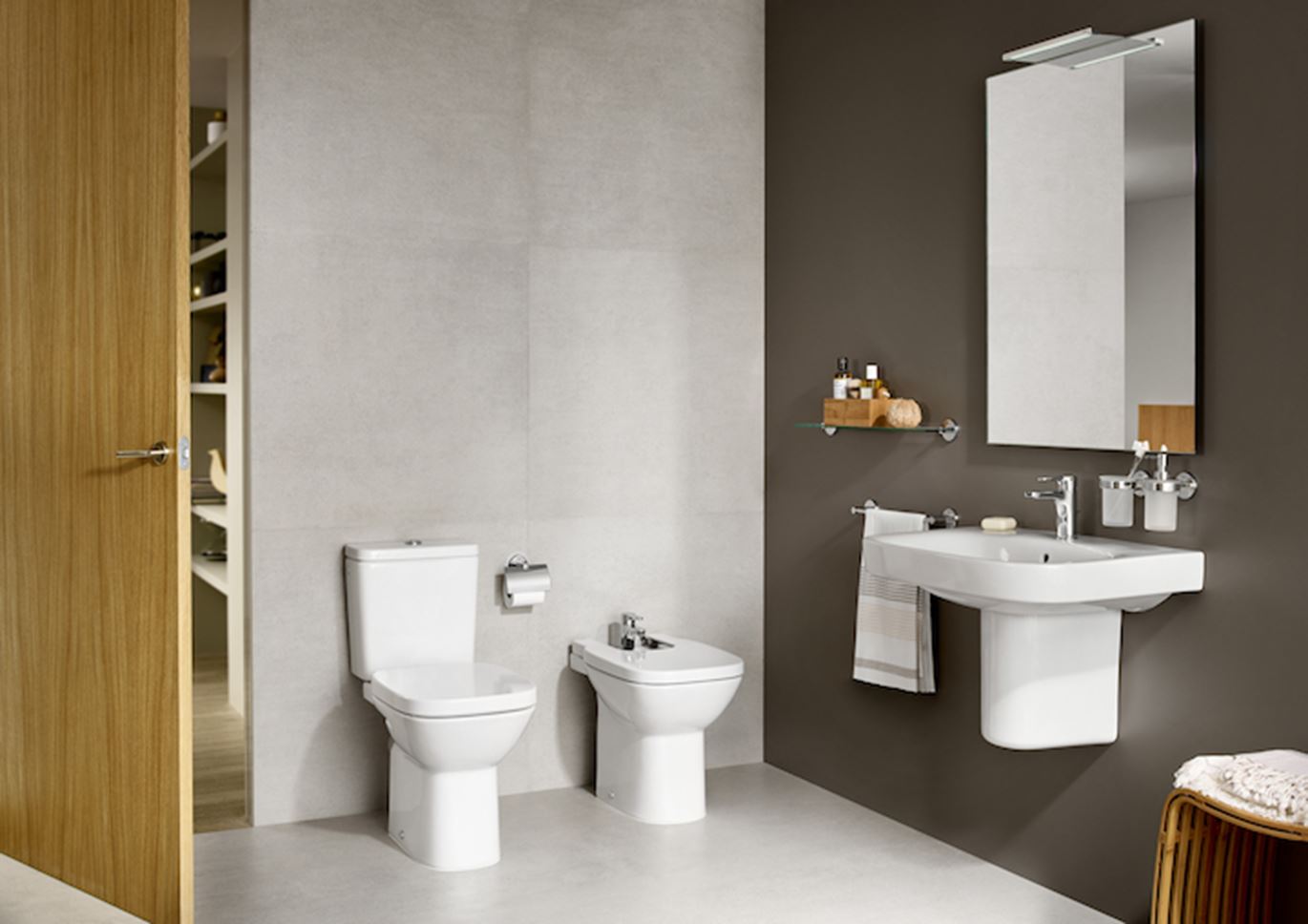 Szara łazienka z sanitarną ceramiką stojącą Roca Debba - Domni.pl