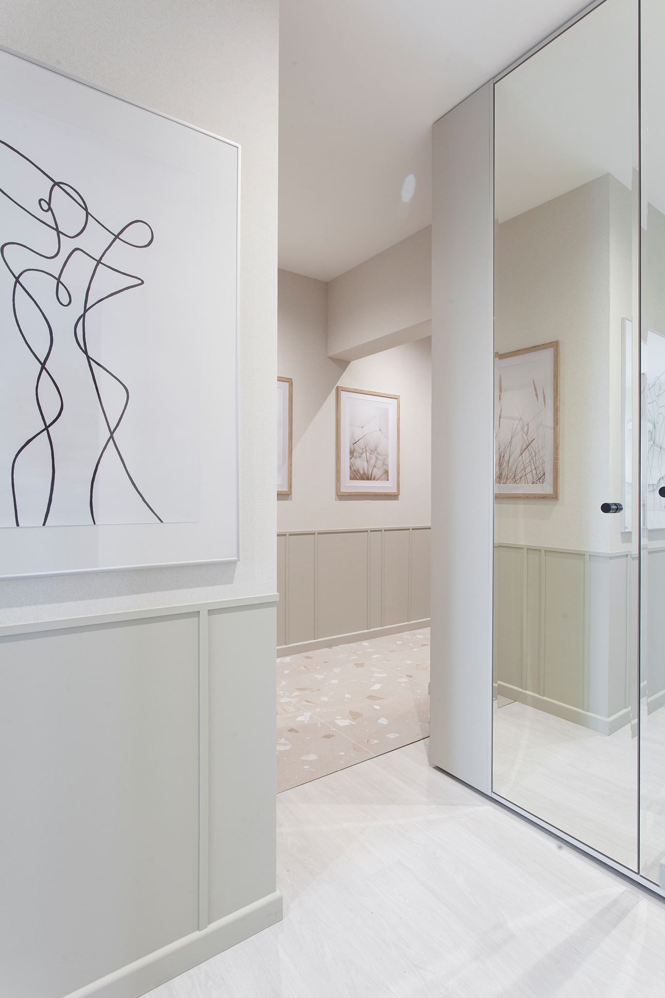 Lamperie i lastryko w przedpokoju - Domni.pl