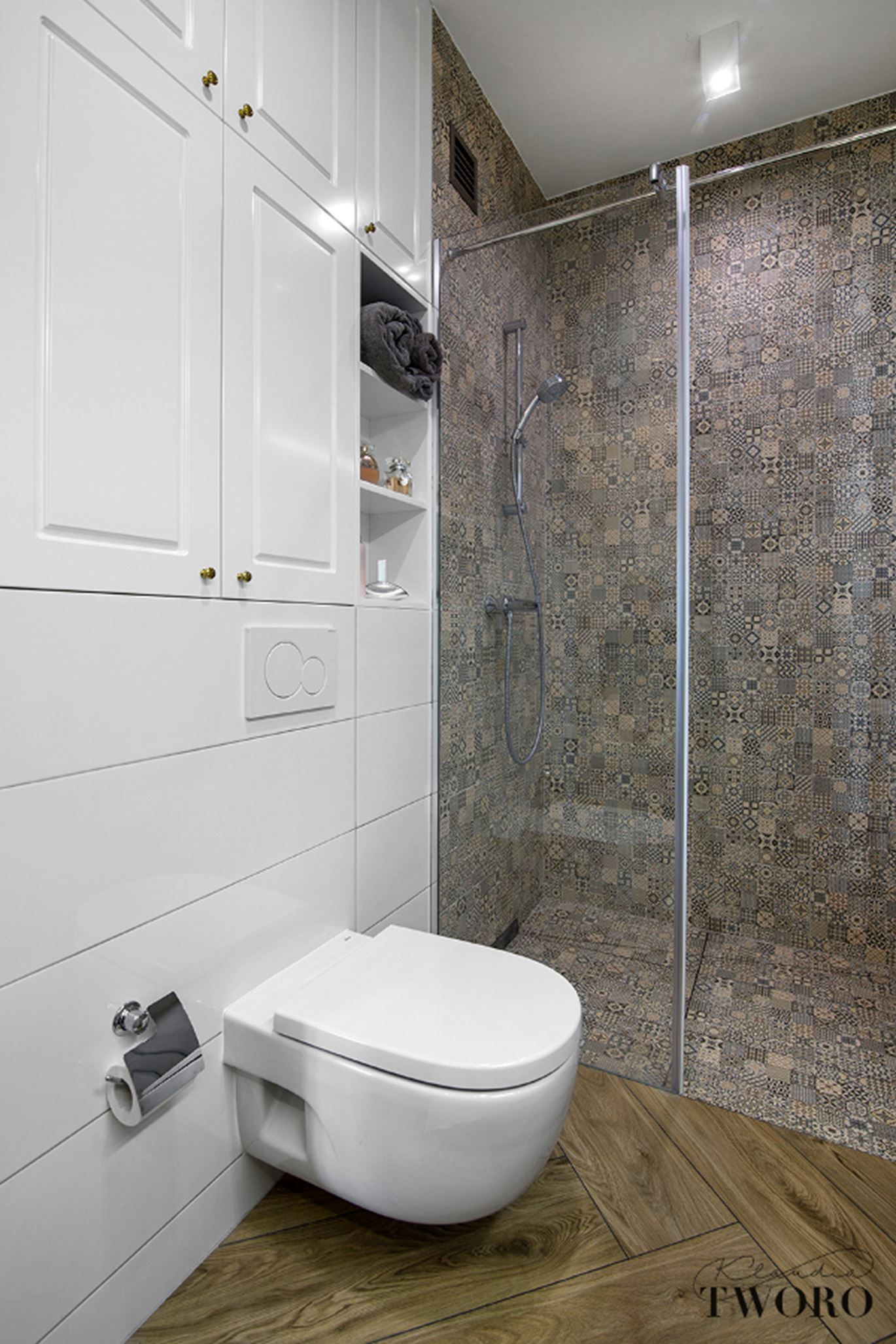 Kolorowy prysznic walk-in w łazience - Domni.pl