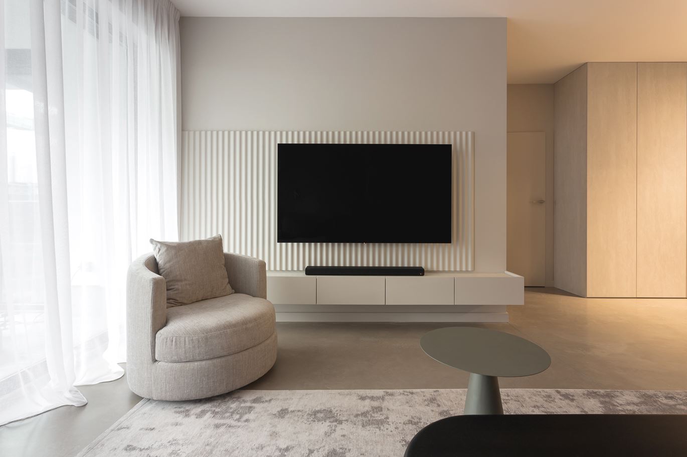 Ryflowany panel w minimalistycznej aranżacji ścianki RTV - Domni.pl