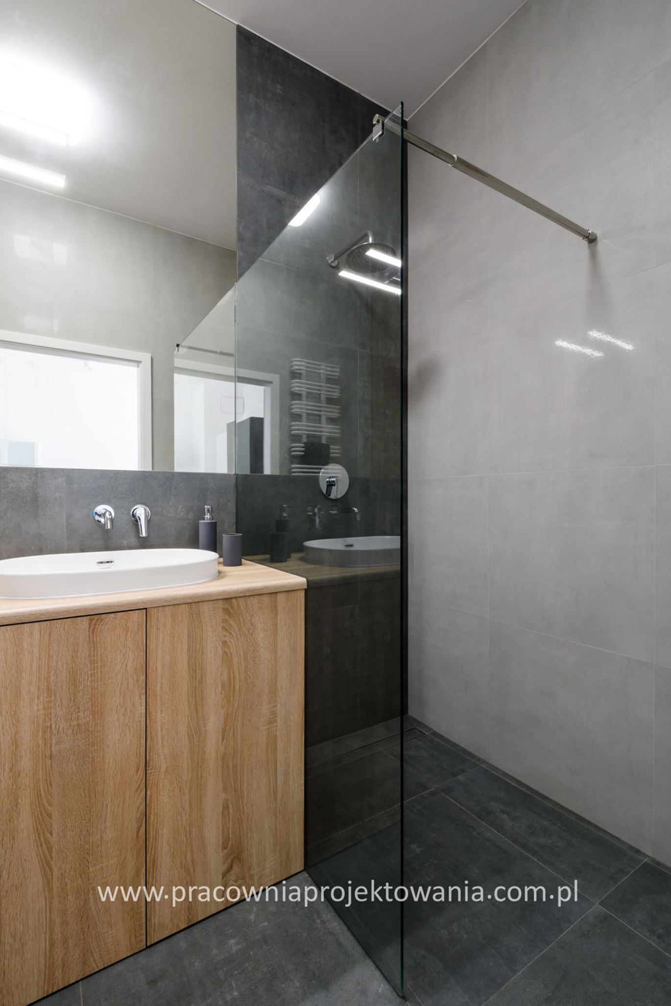 Gres betonowy w aranżacji kabiny walk-in - Domni.pl