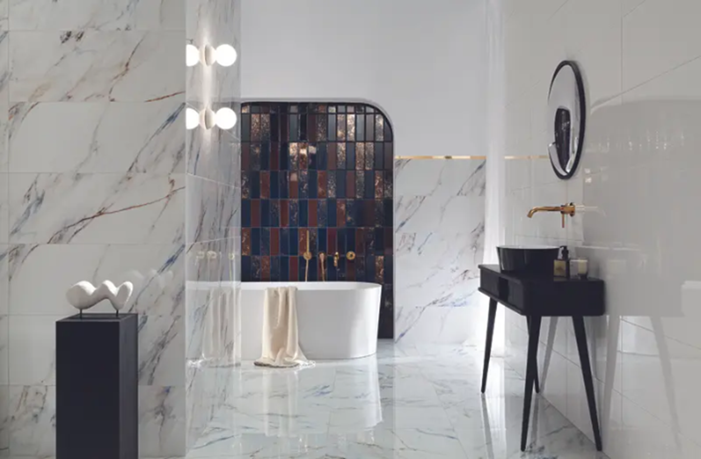 Bordowo-granatowe kafle z łazience w stylu glamour - Domni.pl